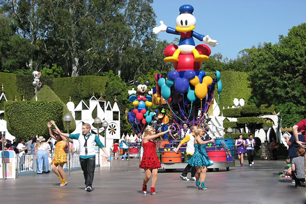 Mickey's Soundsational Parade with Disney Characters at Main Street USA ...